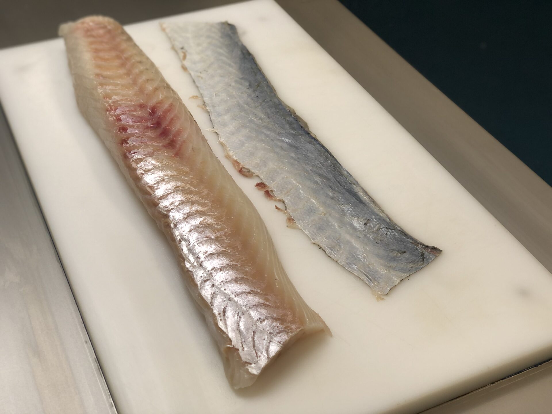 Manual tabletop skinning machine - Manually operated open fish skinner